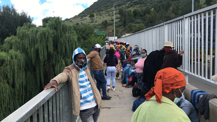 Vendors warned against border jumping as SA deploys more officers at ...