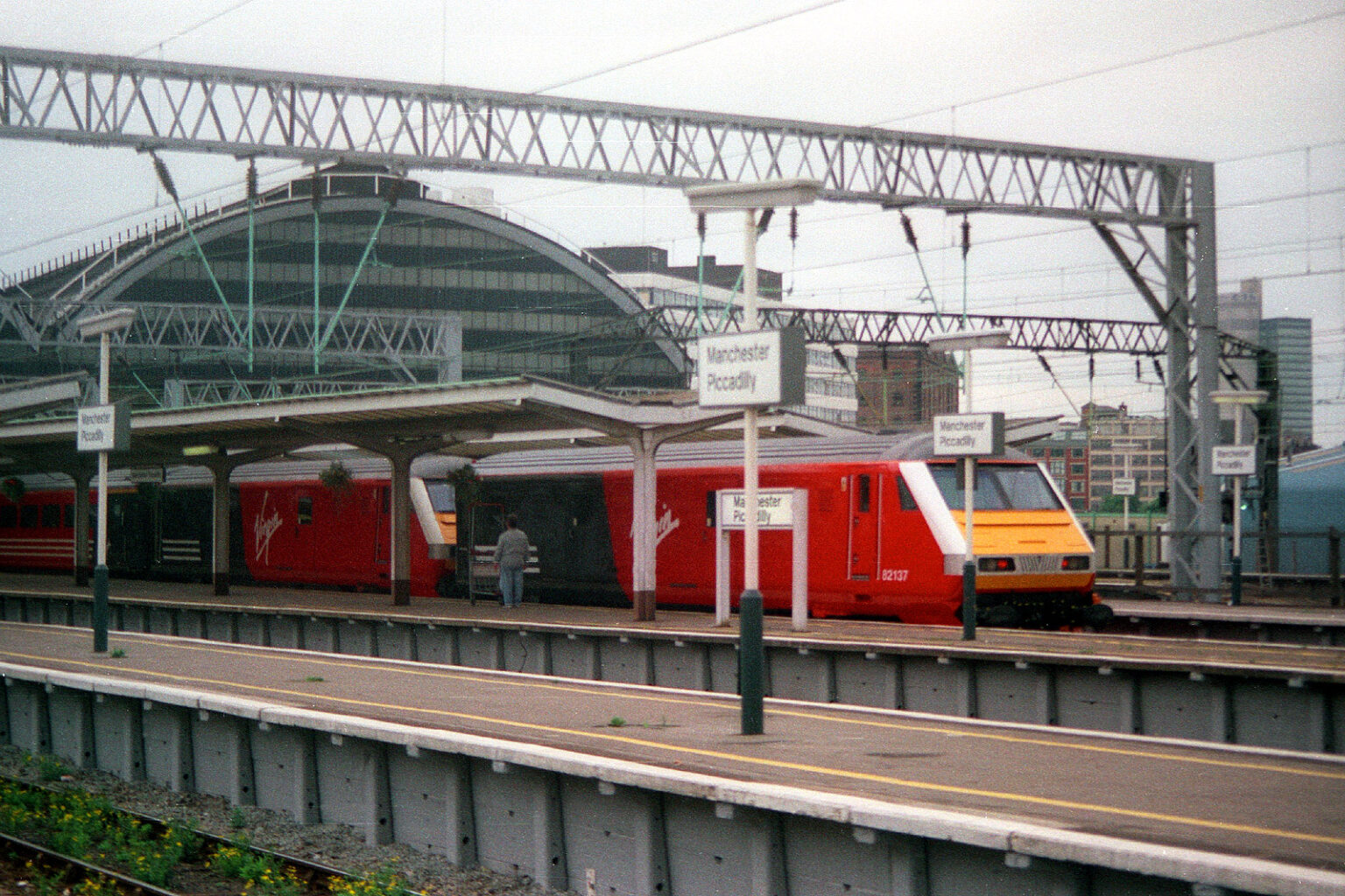 Here’s 30 nostalgic photographs of Manchester in the 1990s