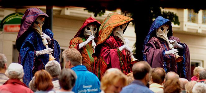 Weird and Wacky Entertainment | Holland Walk Around Entertainment ...